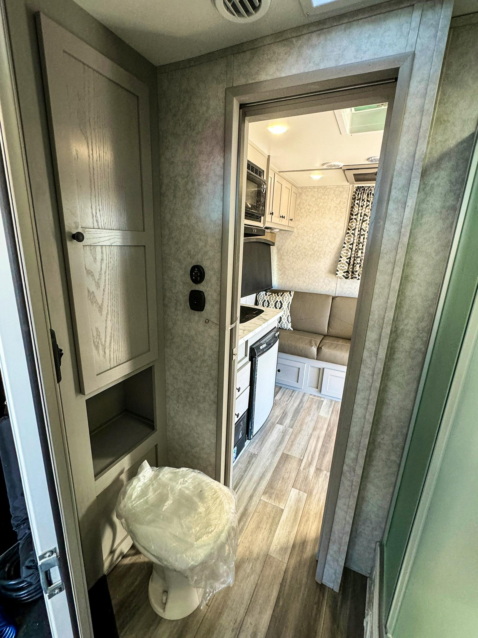 Stock #59446 - Bison 21ft Ranger 2 Horse Trailer w Living Quarters RG8209B