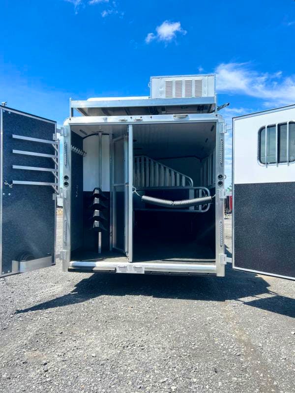 Stock #63203 - Merhow 31ft Stampede 4 Horse Trailer w Living Quarters RQ