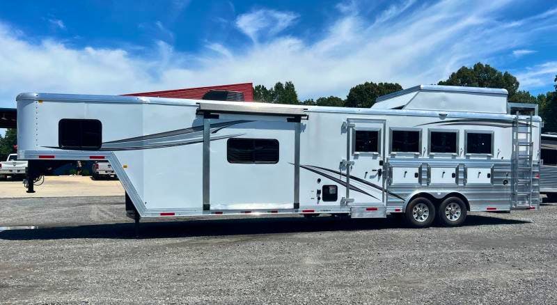 Stock #63203 - Merhow 31ft Stampede 4 Horse Trailer w Living Quarters RQ
