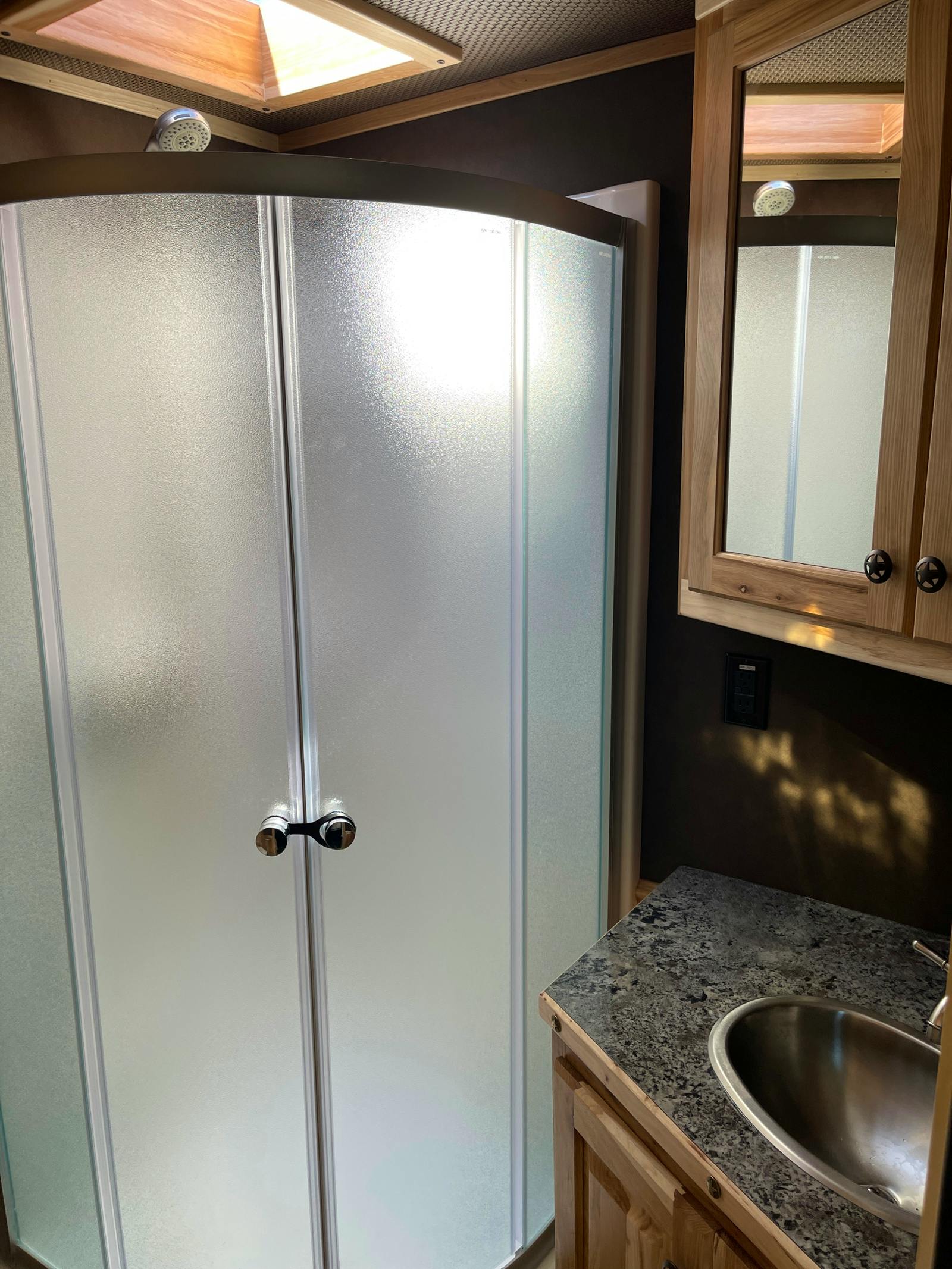 Stock #64290 - Merhow 40ft Next Gen 5 Horse Trailer w Living Quarters ...