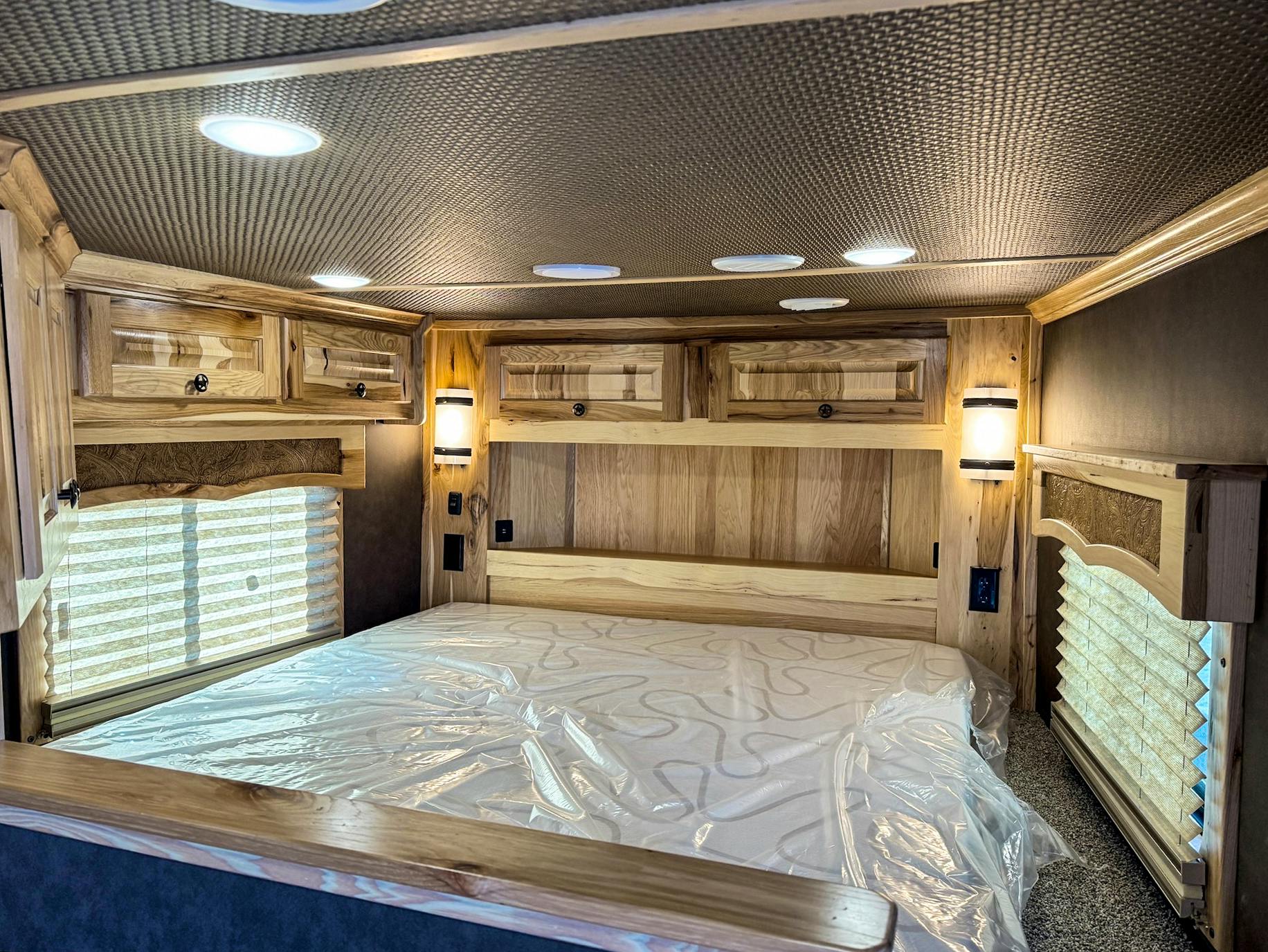 Stock #67653 - Merhow 30ft Summit 4 Horse Side Load Trailer w Living ...