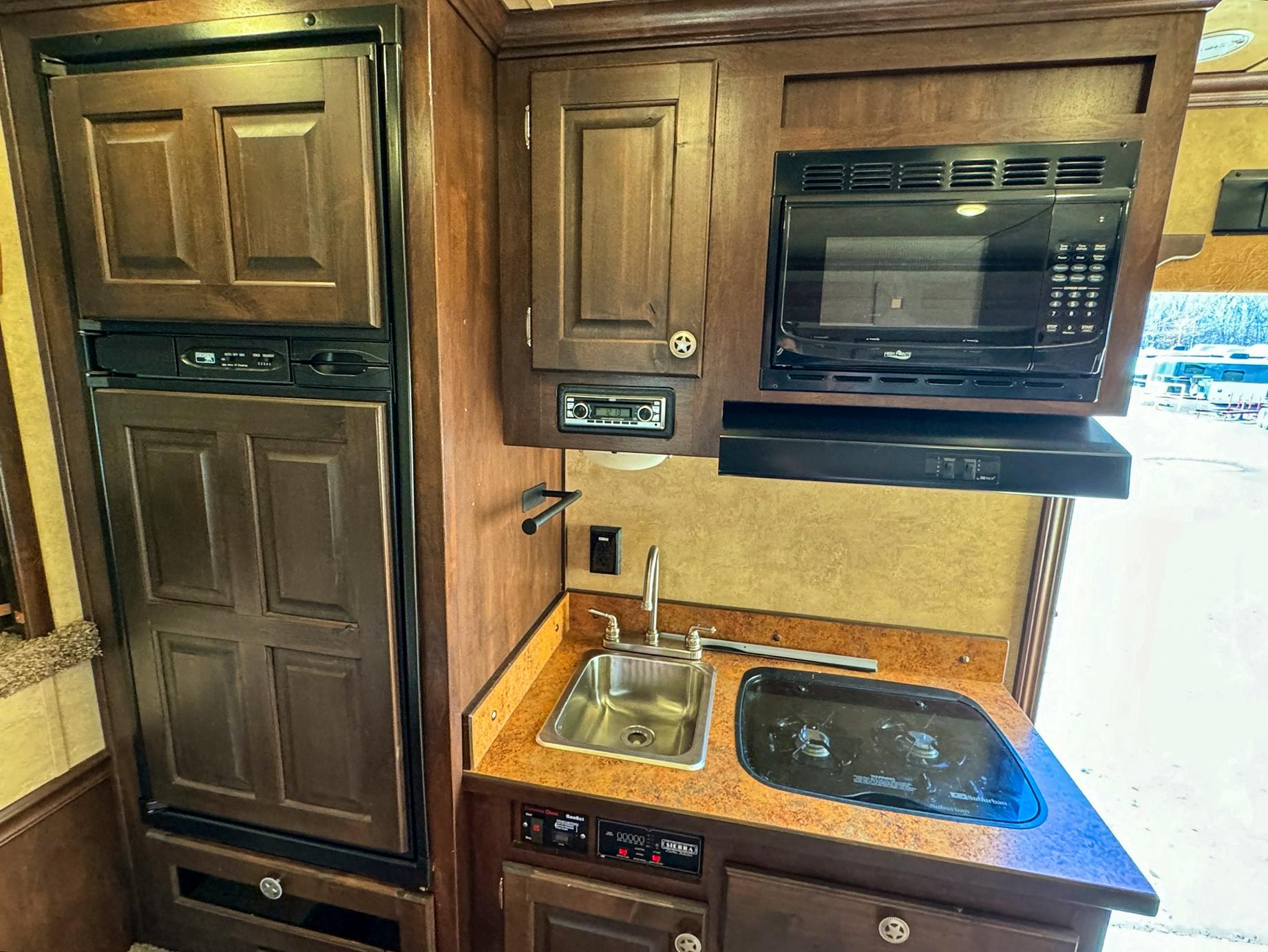 Stock #68651 - Featherlite USED 38ft 4 Horse Trailer w Living Quarters ...