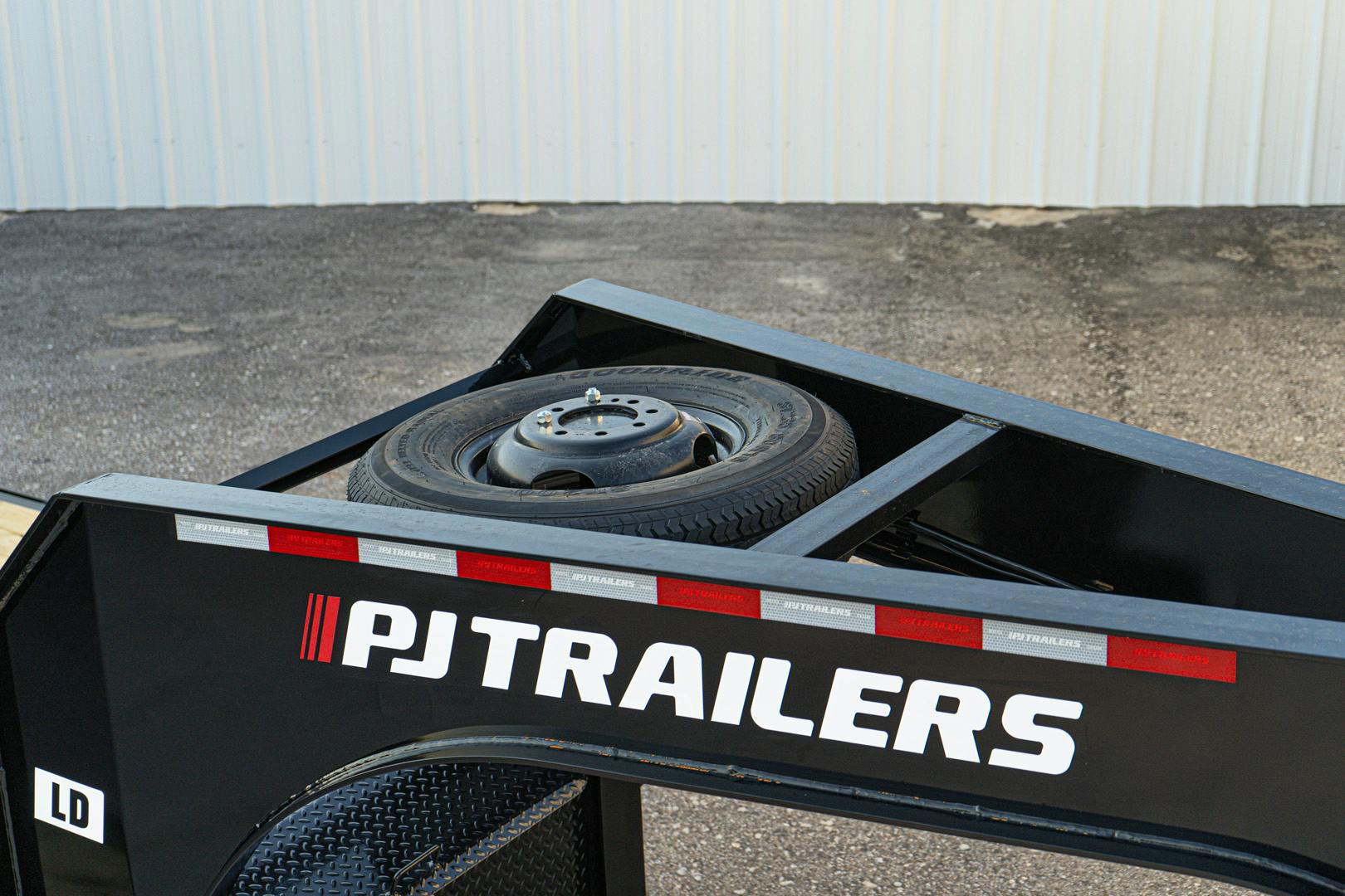 PJ Trailers 32ftx102in Gooseneck Low Pro Flatbed Trailer w Duals LD