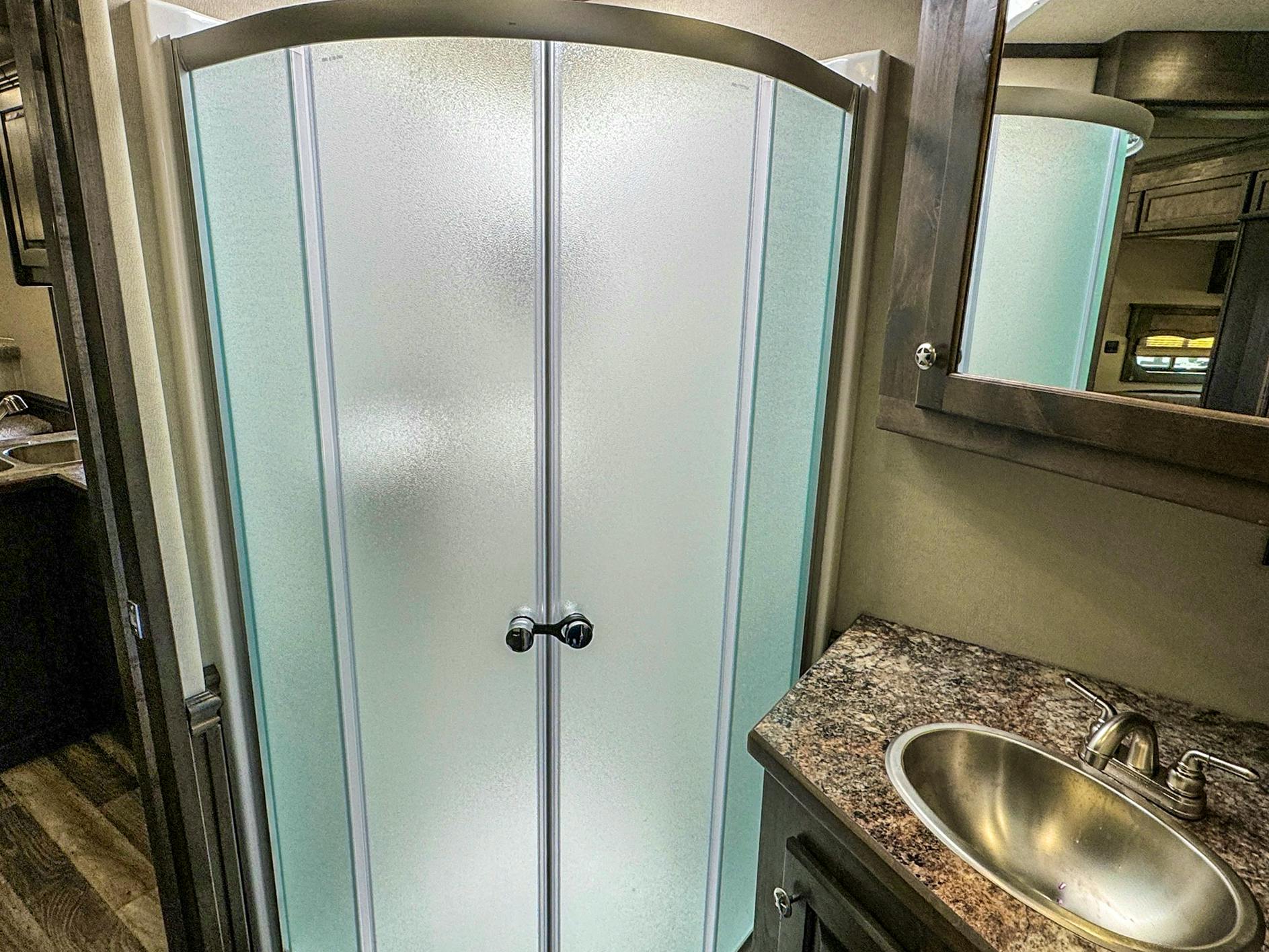 Stock #78158 - Merhow 24ft Stampede 2 Horse Trailer w Living Quarters ...