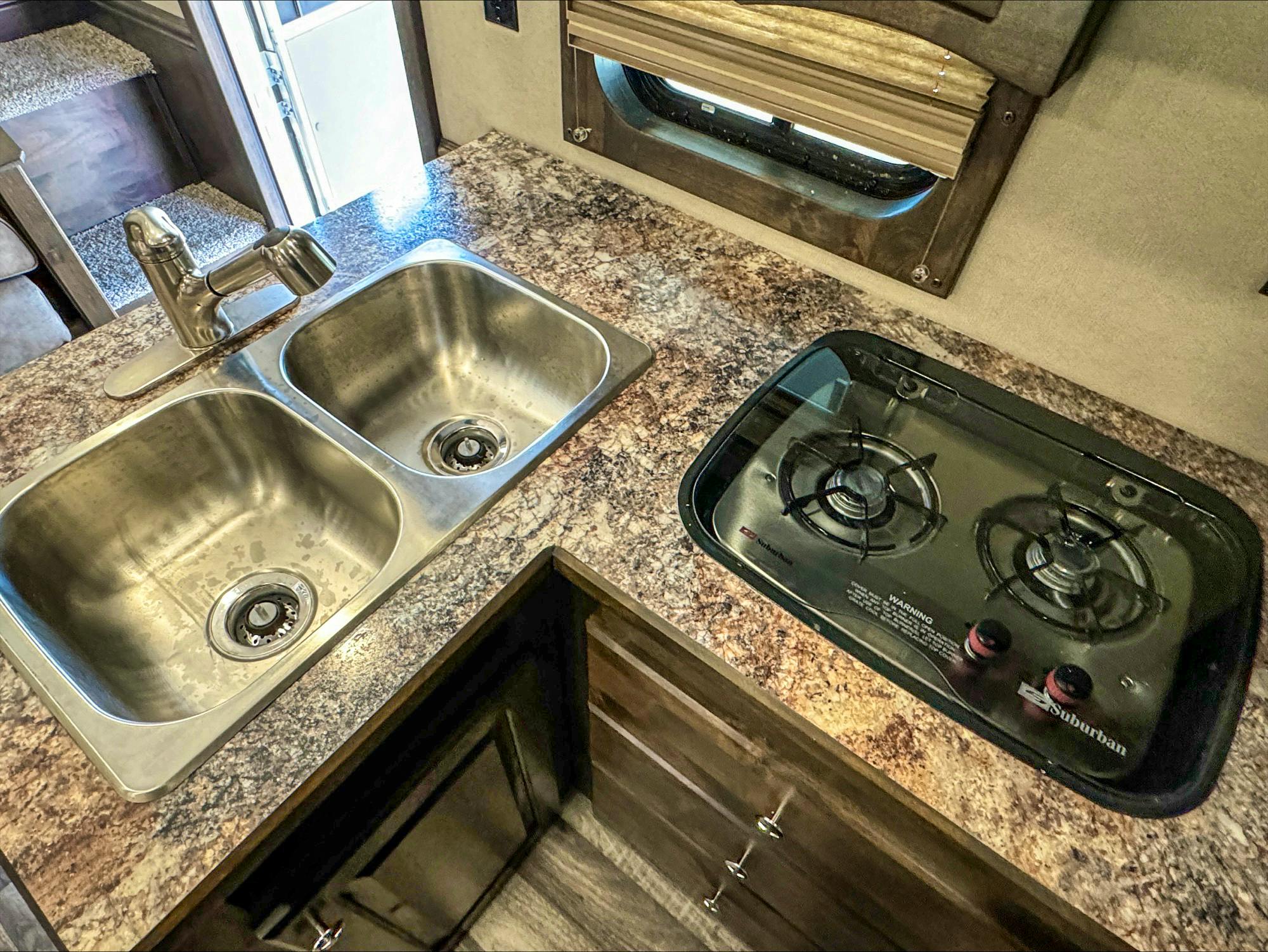 Stock #78158 - Merhow 24ft Stampede 2 Horse Trailer w Living Quarters ...